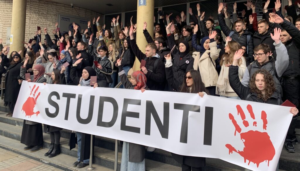 Studenti blokirali Državni univerzitet u Novom Pazaru zbog zatvorenih vrata - Sandžak Danas