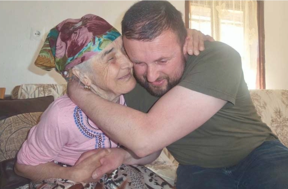 EMOTIVAN VIDEO SUSRETA Mejreme iz Novog Pazara i sina nakon 40 godina ...